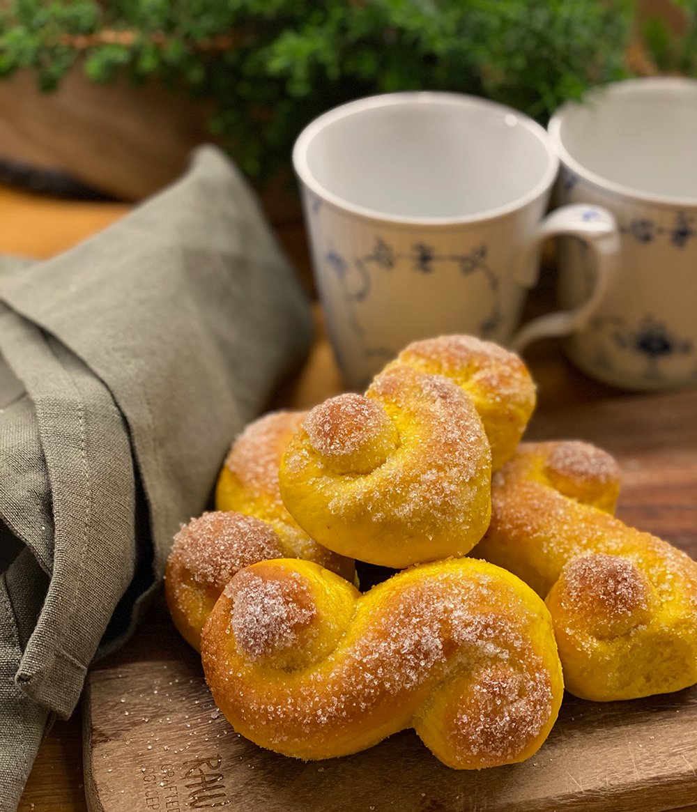 Saffransbullar med socker - recept finner du hos Fias fika