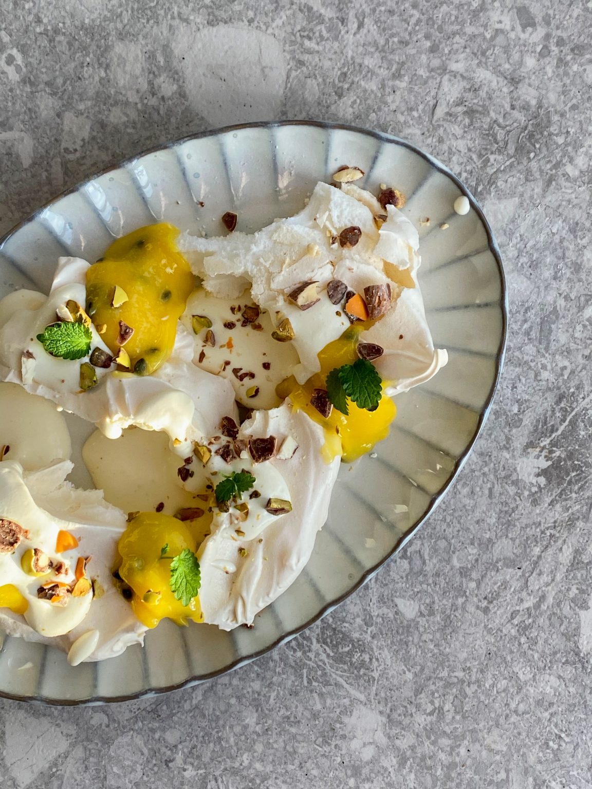 Smashed pavlova med passionsfrukt och pistage - Fias fika