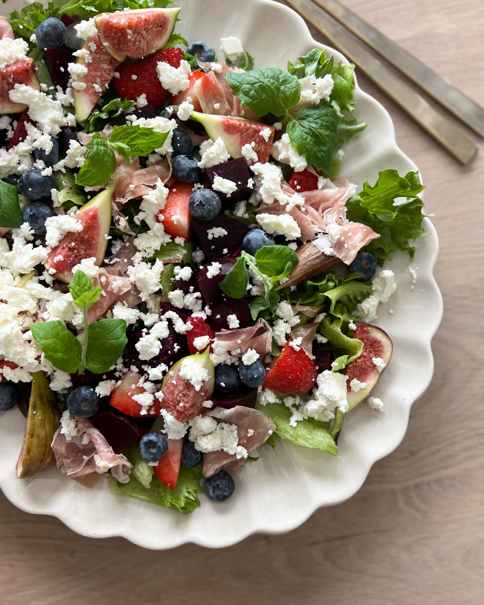 Sallad med frukt, skinka och fetaost - Fias fika